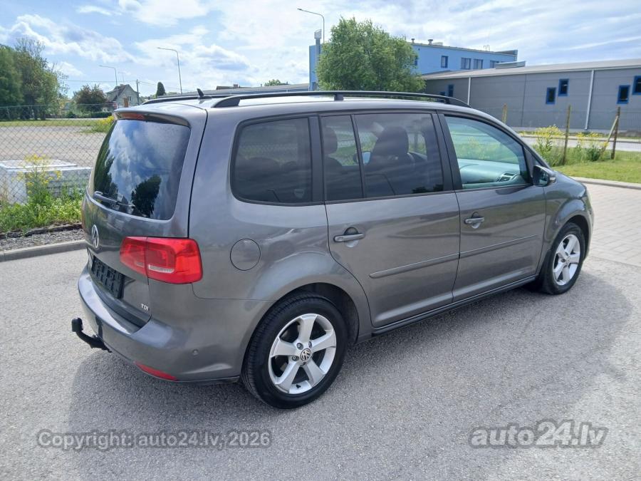 Grey Volkswagen Touran 2011 in Rakvere, with an engine capacity of 1.60 L and mileage of 279 thousand km for 4990 €, photo 3 on AUTOMOTO.COM.LV