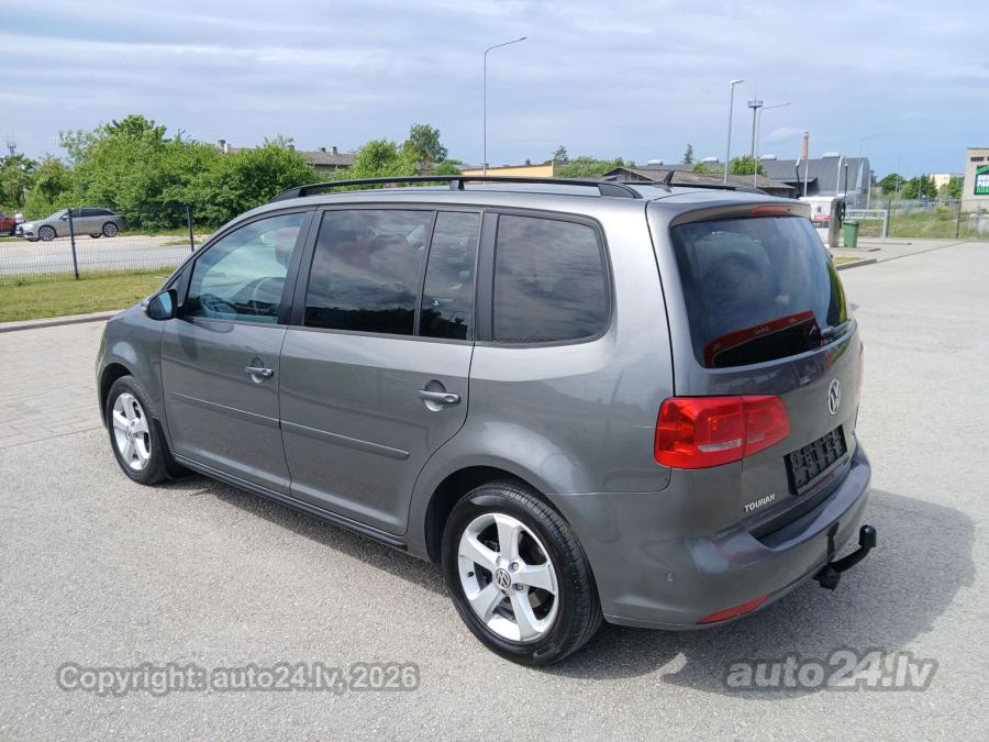 Grey Volkswagen Touran 2011 in Rakvere, with an engine capacity of 1.60 L and mileage of 279 thousand km for 4990 €, photo 5 on AUTOMOTO.COM.LV