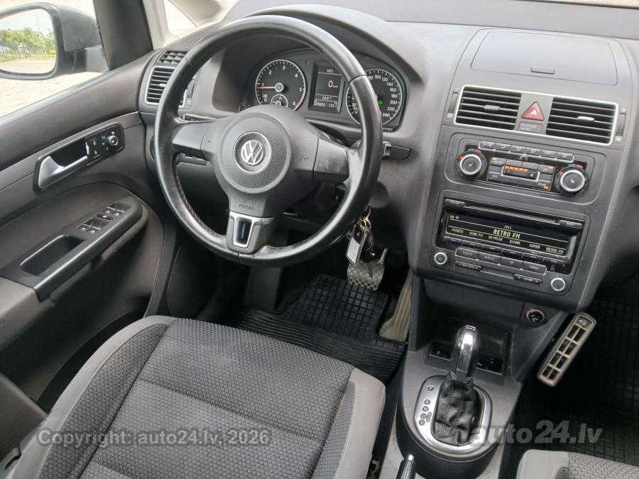 Grey Volkswagen Touran 2011 in Rakvere, with an engine capacity of 1.60 L and mileage of 279 thousand km for 4990 €, photo 9 on AUTOMOTO.COM.LV