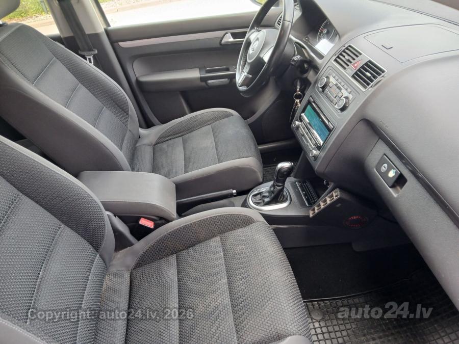 Grey Volkswagen Touran 2011 in Rakvere, with an engine capacity of 1.60 L and mileage of 279 thousand km for 4990 €, photo 10 on AUTOMOTO.COM.LV