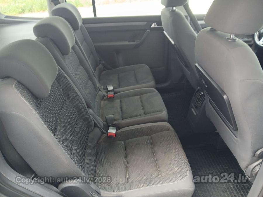 Grey Volkswagen Touran 2011 in Rakvere, with an engine capacity of 1.60 L and mileage of 279 thousand km for 4990 €, photo 11 on AUTOMOTO.COM.LV