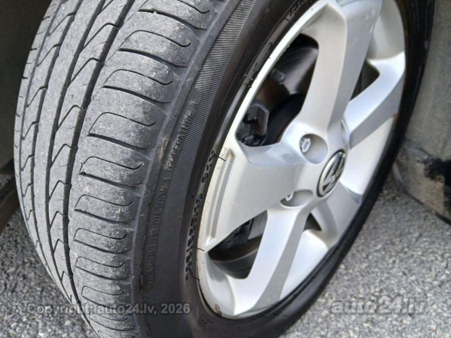 Grey Volkswagen Touran 2011 in Rakvere, with an engine capacity of 1.60 L and mileage of 279 thousand km for 4990 €, photo 13 on AUTOMOTO.COM.LV