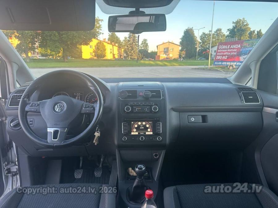 Pelēks Volkswagen Touran 2011 Tartu, ar dzinēja tilpumu 1.60 L un nobraukumu 328 tūkst. km par 3999 €, foto 22 vietnē AUTOMOTO.COM.LV