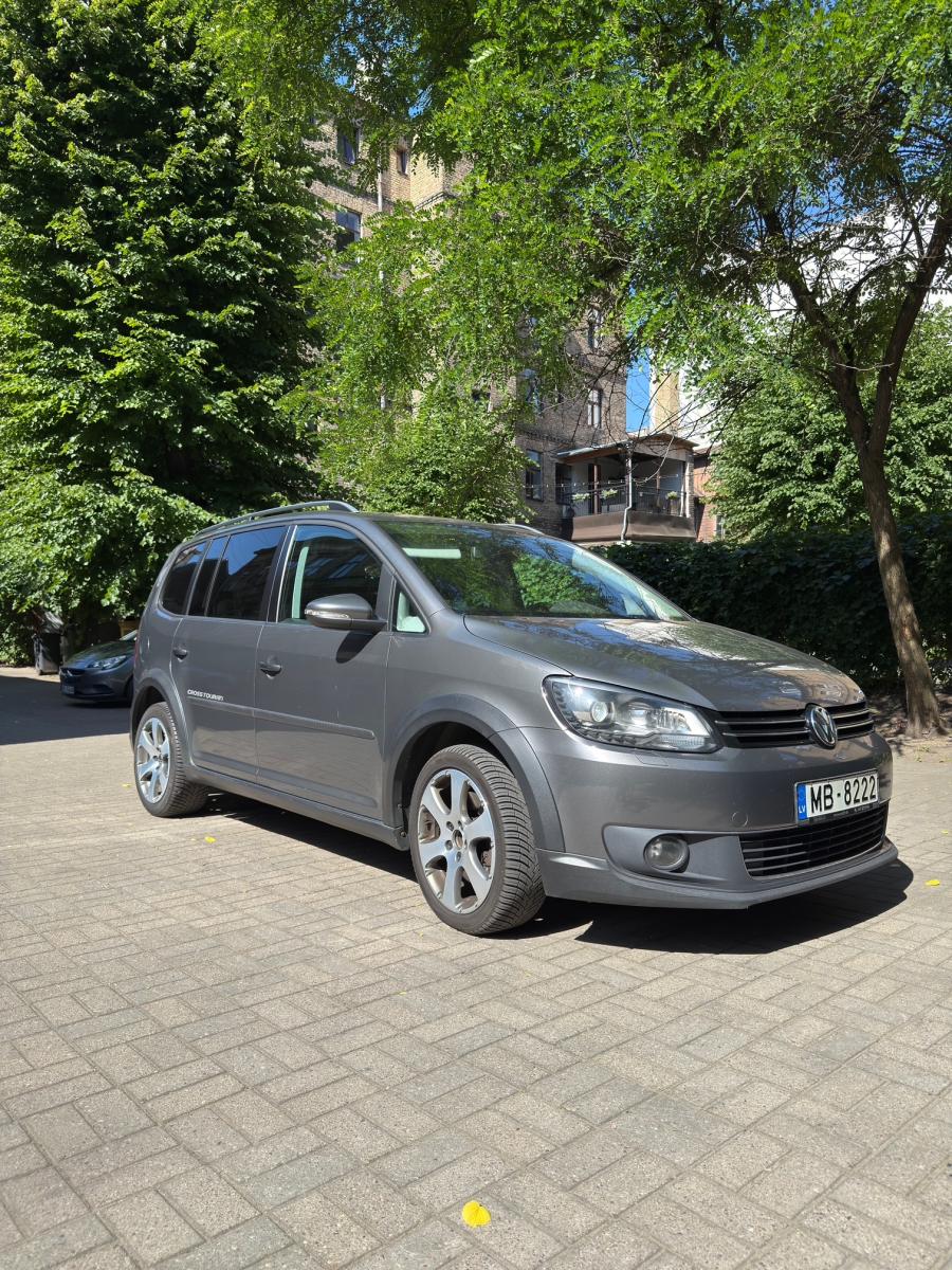 Grey Volkswagen Touran 2012 in Riga, with an engine capacity of 2.00 L and mileage of 230 thousand km for 9700 €, photo 2 on AUTOMOTO.COM.LV