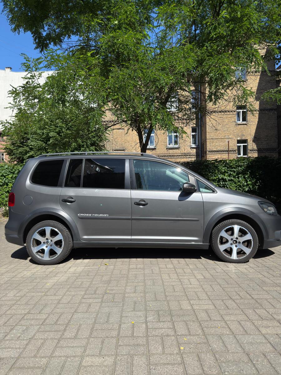 Grey Volkswagen Touran 2012 in Riga, with an engine capacity of 2.00 L and mileage of 230 thousand km for 9700 €, photo 5 on AUTOMOTO.COM.LV