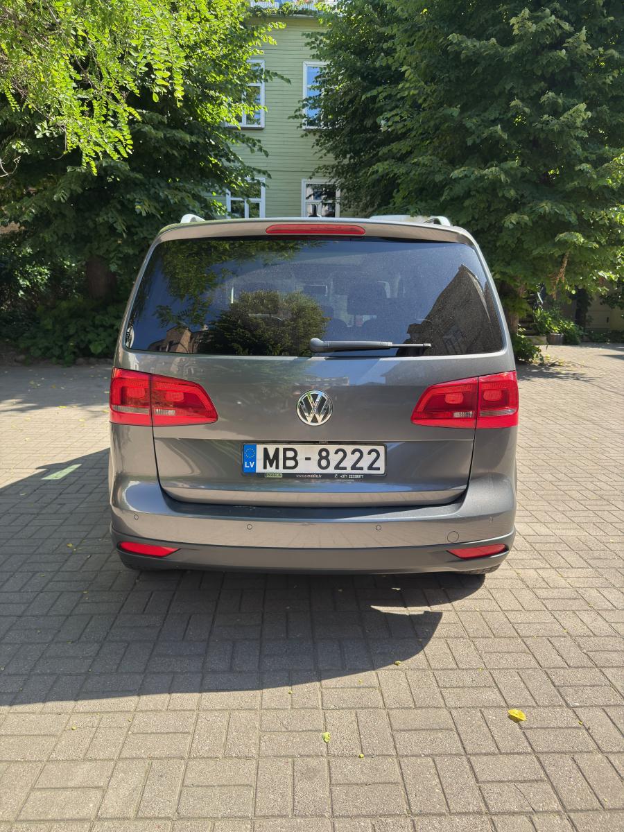 Grey Volkswagen Touran 2012 in Riga, with an engine capacity of 2.00 L and mileage of 230 thousand km for 9700 €, photo 8 on AUTOMOTO.COM.LV