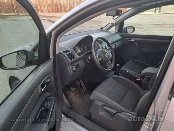 Pelēks Volkswagen Touran 2012 Pērnava, ar dzinēja tilpumu 1.20 L un nobraukumu 220 tūkst. km par 2999 €, foto 6 vietnē AUTOMOTO.COM.LV