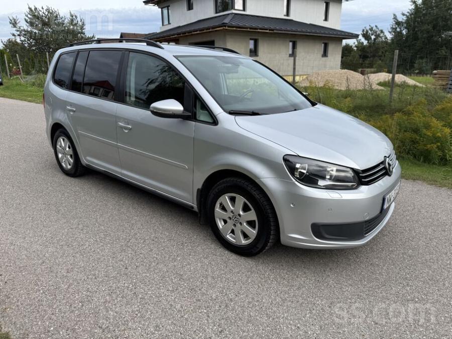 Grey Volkswagen Touran 2012 in Riga, with an engine capacity of 1.60 L and mileage of 218 thousand km for 6100 €, photo 1 on AUTOMOTO.COM.LV