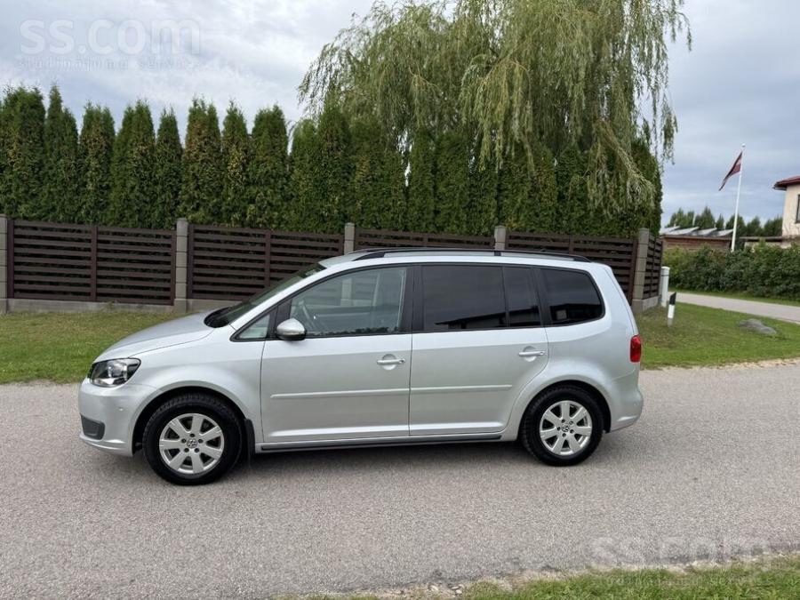 Grey Volkswagen Touran 2012 in Riga, with an engine capacity of 1.60 L and mileage of 218 thousand km for 6100 €, photo 5 on AUTOMOTO.COM.LV