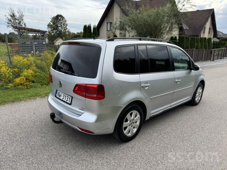 Grey Volkswagen Touran 2012 in Riga, with an engine capacity of 1.60 L and mileage of 218 thousand km for 6100 €, photo 6 on AUTOMOTO.COM.LV