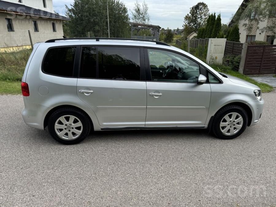 Grey Volkswagen Touran 2012 in Riga, with an engine capacity of 1.60 L and mileage of 218 thousand km for 6100 €, photo 9 on AUTOMOTO.COM.LV