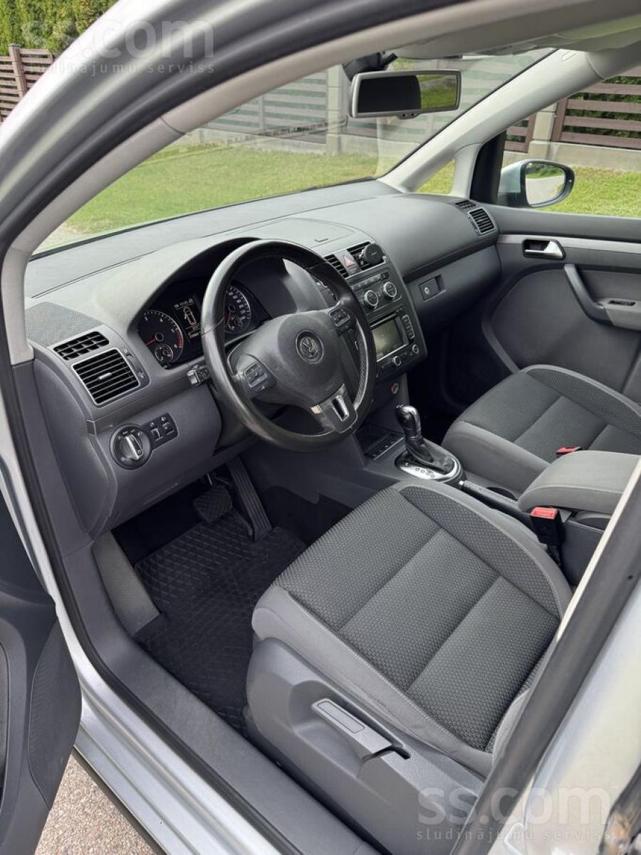 Grey Volkswagen Touran 2012 in Riga, with an engine capacity of 1.60 L and mileage of 218 thousand km for 6100 €, photo 10 on AUTOMOTO.COM.LV