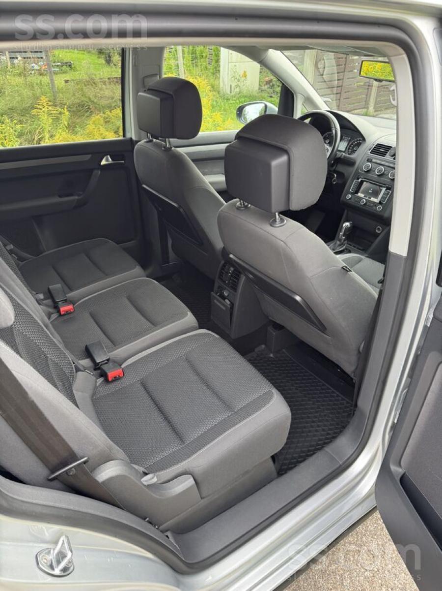Grey Volkswagen Touran 2012 in Riga, with an engine capacity of 1.60 L and mileage of 218 thousand km for 6100 €, photo 12 on AUTOMOTO.COM.LV