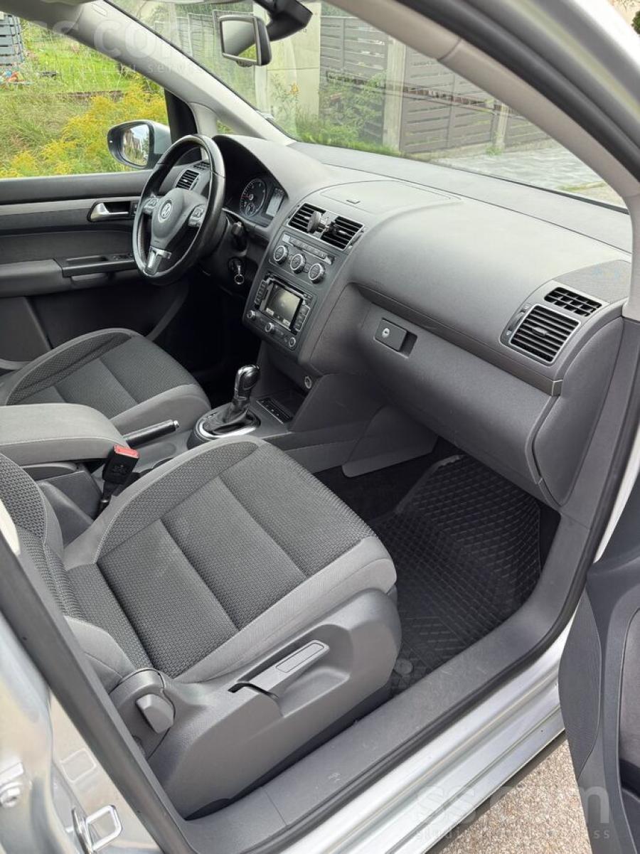 Grey Volkswagen Touran 2012 in Riga, with an engine capacity of 1.60 L and mileage of 218 thousand km for 6100 €, photo 13 on AUTOMOTO.COM.LV
