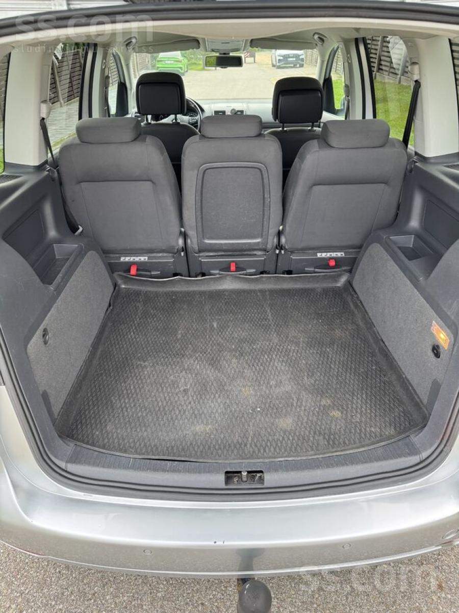 Grey Volkswagen Touran 2012 in Riga, with an engine capacity of 1.60 L and mileage of 218 thousand km for 6100 €, photo 14 on AUTOMOTO.COM.LV