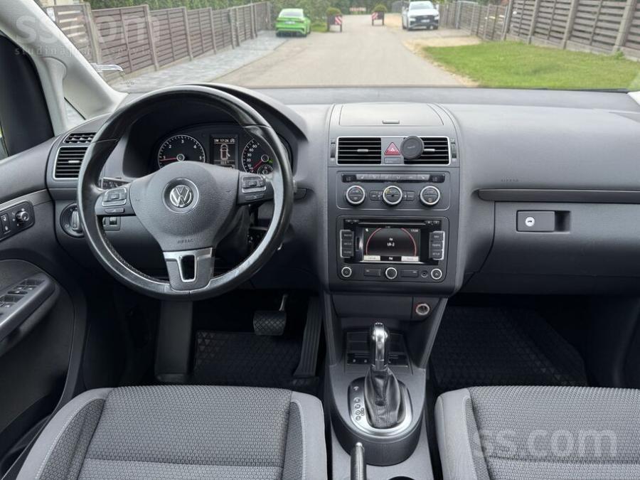 Grey Volkswagen Touran 2012 in Riga, with an engine capacity of 1.60 L and mileage of 218 thousand km for 6100 €, photo 15 on AUTOMOTO.COM.LV
