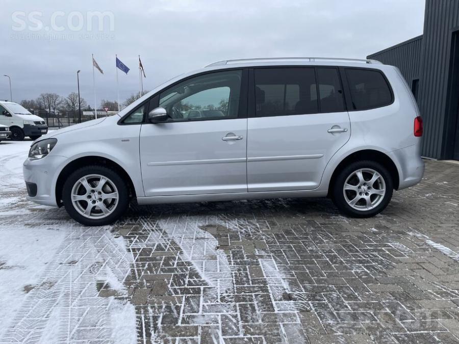 Grey Volkswagen Touran 2013 in Ogre, with an engine capacity of 1.60 L and mileage of 217 thousand km for 7270 €, photo 2 on AUTOMOTO.COM.LV