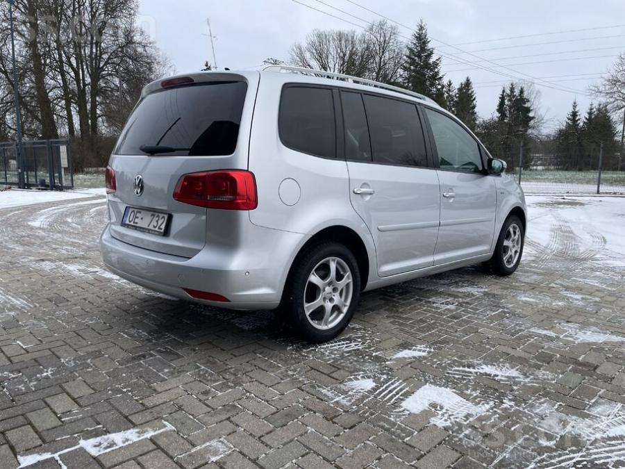 Grey Volkswagen Touran 2013 in Ogre, with an engine capacity of 1.60 L and mileage of 217 thousand km for 7270 €, photo 4 on AUTOMOTO.COM.LV