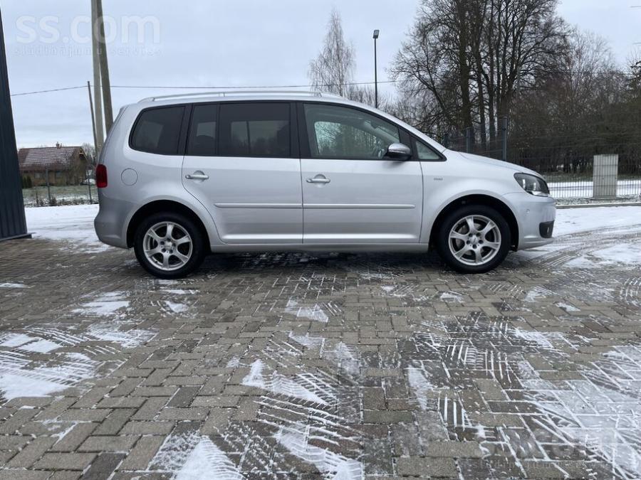 Grey Volkswagen Touran 2013 in Ogre, with an engine capacity of 1.60 L and mileage of 217 thousand km for 7270 €, photo 5 on AUTOMOTO.COM.LV