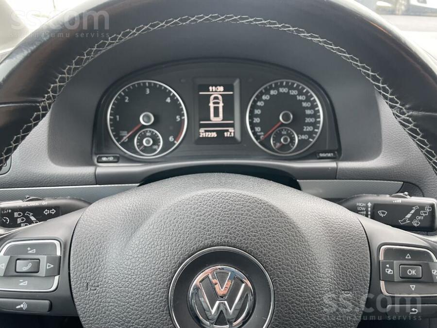Grey Volkswagen Touran 2013 in Ogre, with an engine capacity of 1.60 L and mileage of 217 thousand km for 7270 €, photo 13 on AUTOMOTO.COM.LV
