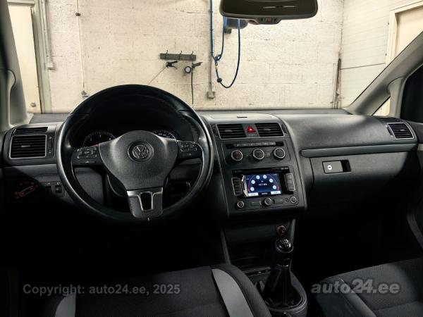 Grey Volkswagen Touran 2013 in Viljandi, with an engine capacity of 1.60 L and mileage of 232 thousand km for 6190 €, photo 5 on AUTOMOTO.COM.LV
