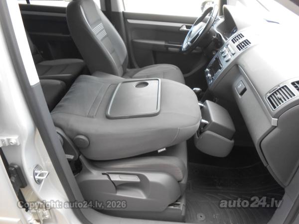 Pelēks Volkswagen Touran 2013 Viljandi, ar dzinēja tilpumu 2.00 L un nobraukumu 253 tūkst. km par 8290 €, foto 10 vietnē AUTOMOTO.COM.LV