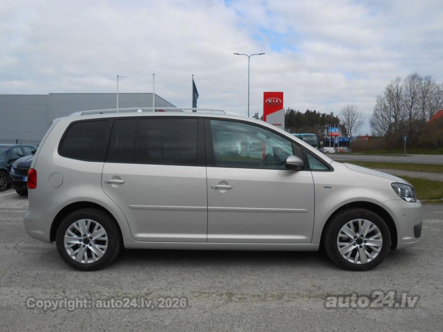 Pelēks Volkswagen Touran 2013 Viljandi, ar dzinēja tilpumu 2.00 L un nobraukumu 253 tūkst. km par 8290 €, foto 20 vietnē AUTOMOTO.COM.LV