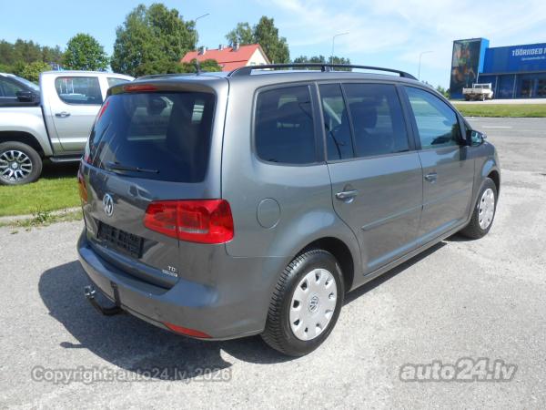 Pelēks Volkswagen Touran 2013 Viljandi, ar dzinēja tilpumu 1.60 L un nobraukumu 203 tūkst. km par 7690 €, foto 2 vietnē AUTOMOTO.COM.LV