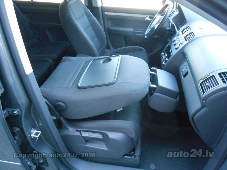Pelēks Volkswagen Touran 2013 Viljandi, ar dzinēja tilpumu 1.60 L un nobraukumu 203 tūkst. km par 7690 €, foto 10 vietnē AUTOMOTO.COM.LV