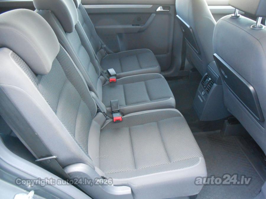Pelēks Volkswagen Touran 2013 Viljandi, ar dzinēja tilpumu 1.60 L un nobraukumu 203 tūkst. km par 7690 €, foto 11 vietnē AUTOMOTO.COM.LV