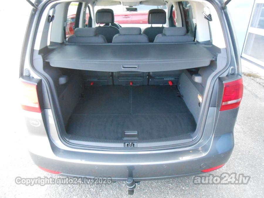 Pelēks Volkswagen Touran 2013 Viljandi, ar dzinēja tilpumu 1.60 L un nobraukumu 203 tūkst. km par 7690 €, foto 18 vietnē AUTOMOTO.COM.LV