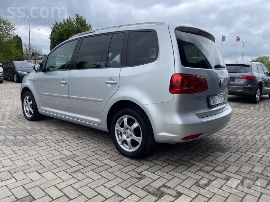 Pelēks Volkswagen Touran 2013 Ogre, ar dzinēja tilpumu 1.60 L un nobraukumu 217 tūkst. km par 6570 €, foto 5 vietnē AUTOMOTO.COM.LV