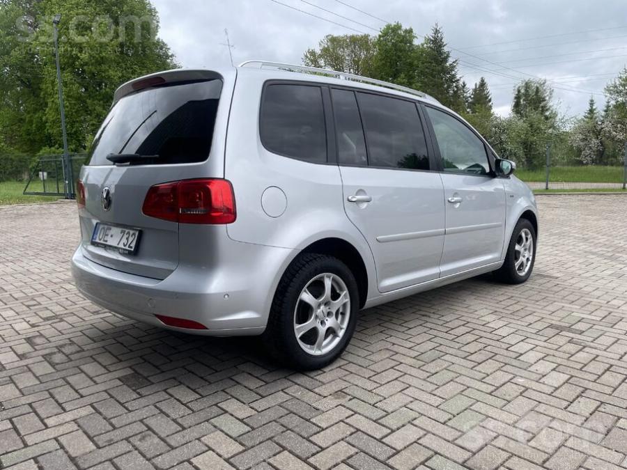 Pelēks Volkswagen Touran 2013 Ogre, ar dzinēja tilpumu 1.60 L un nobraukumu 217 tūkst. km par 6570 €, foto 6 vietnē AUTOMOTO.COM.LV
