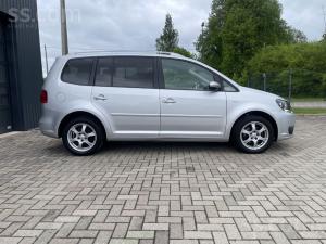 Pelēks Volkswagen Touran 2013 Ogre, ar dzinēja tilpumu 1.60 L un nobraukumu 217 tūkst. km par 6570 €, foto 7 vietnē AUTOMOTO.COM.LV