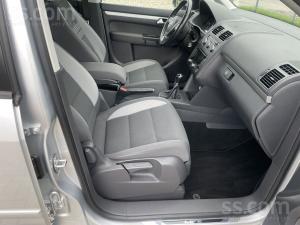 Pelēks Volkswagen Touran 2013 Ogre, ar dzinēja tilpumu 1.60 L un nobraukumu 217 tūkst. km par 6570 €, foto 8 vietnē AUTOMOTO.COM.LV