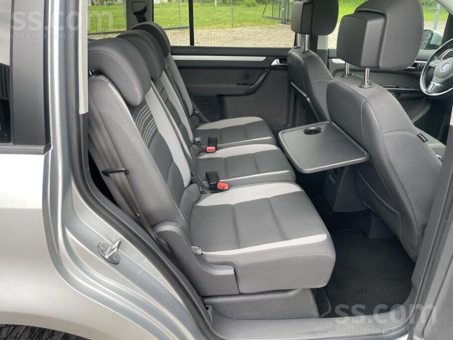 Pelēks Volkswagen Touran 2013 Ogre, ar dzinēja tilpumu 1.60 L un nobraukumu 217 tūkst. km par 6570 €, foto 9 vietnē AUTOMOTO.COM.LV