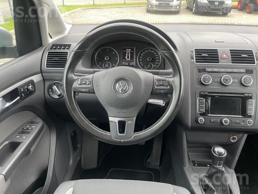 Pelēks Volkswagen Touran 2013 Ogre, ar dzinēja tilpumu 1.60 L un nobraukumu 217 tūkst. km par 6570 €, foto 11 vietnē AUTOMOTO.COM.LV