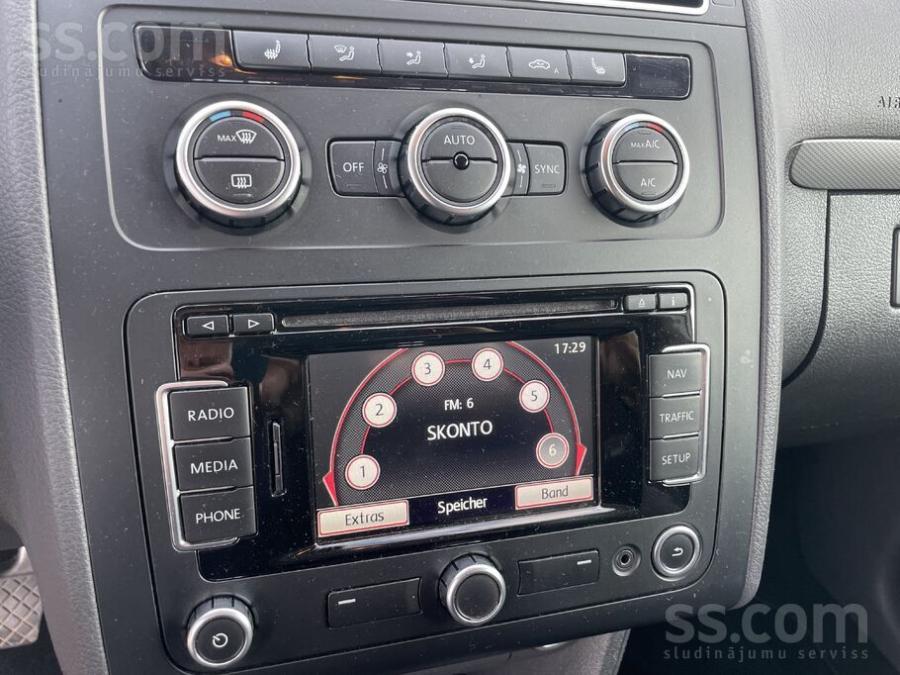 Pelēks Volkswagen Touran 2013 Ogre, ar dzinēja tilpumu 1.60 L un nobraukumu 217 tūkst. km par 6570 €, foto 12 vietnē AUTOMOTO.COM.LV