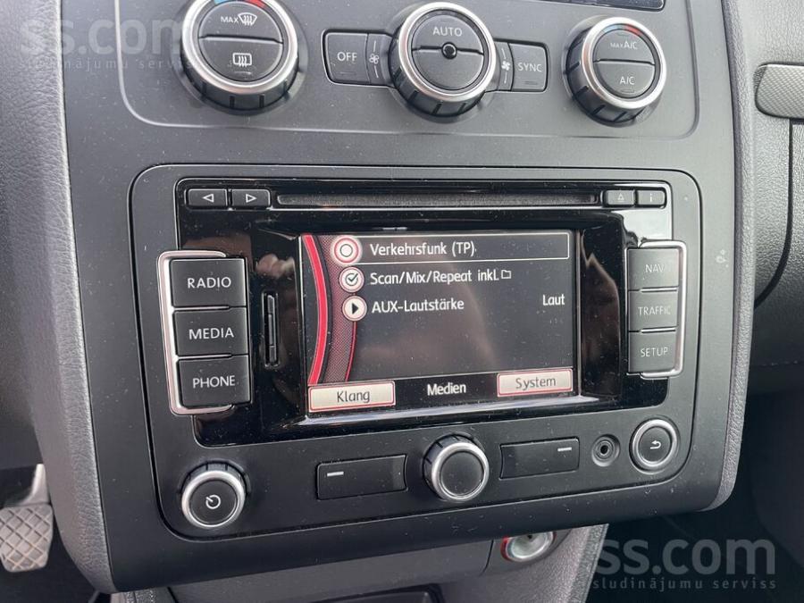 Pelēks Volkswagen Touran 2013 Ogre, ar dzinēja tilpumu 1.60 L un nobraukumu 217 tūkst. km par 6570 €, foto 13 vietnē AUTOMOTO.COM.LV