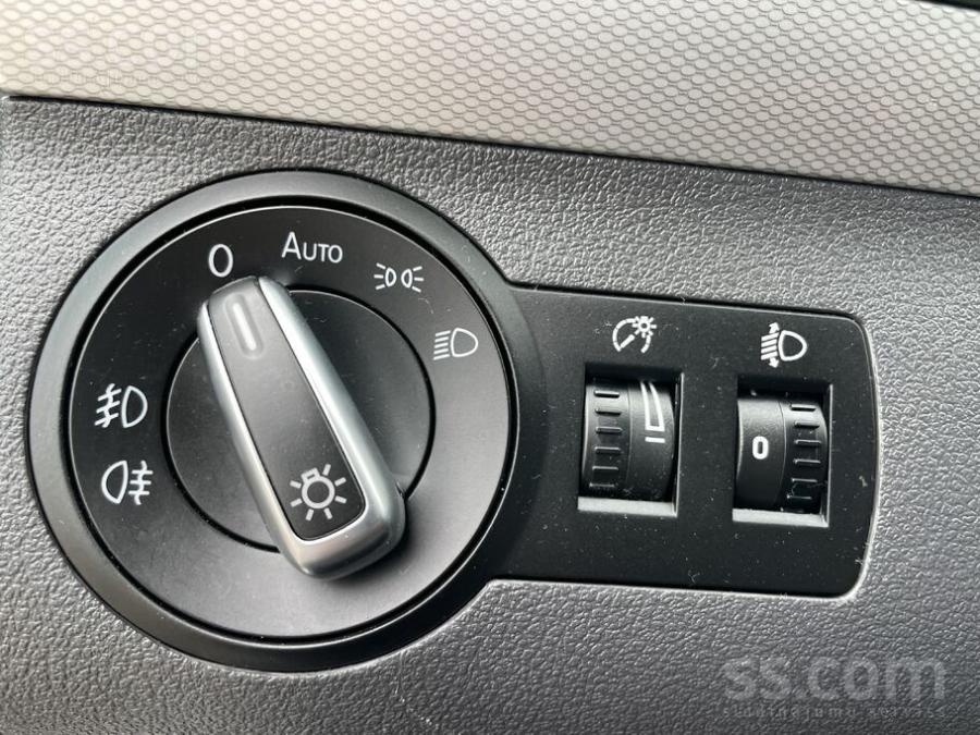 Pelēks Volkswagen Touran 2013 Ogre, ar dzinēja tilpumu 1.60 L un nobraukumu 217 tūkst. km par 6570 €, foto 21 vietnē AUTOMOTO.COM.LV