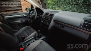 Pelēks Volkswagen Touran 2013 Ogre, ar dzinēja tilpumu 1.60 L un nobraukumu 119 tūkst. km par 6800 €, foto 3 vietnē AUTOMOTO.COM.LV