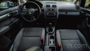 Pelēks Volkswagen Touran 2013 Ogre, ar dzinēja tilpumu 1.60 L un nobraukumu 119 tūkst. km par 6800 €, foto 5 vietnē AUTOMOTO.COM.LV