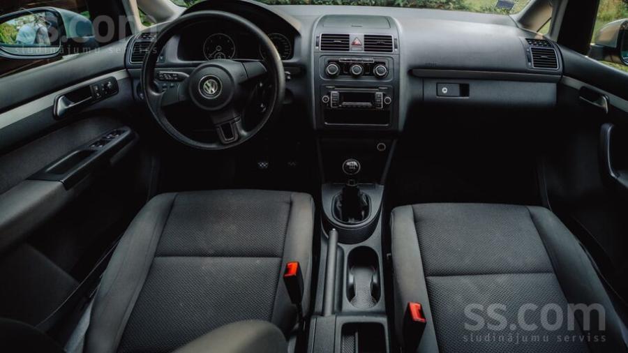 Pelēks Volkswagen Touran 2013 Ogre, ar dzinēja tilpumu 1.60 L un nobraukumu 119 tūkst. km par 6800 €, foto 5 vietnē AUTOMOTO.COM.LV
