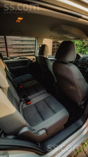 Pelēks Volkswagen Touran 2013 Ogre, ar dzinēja tilpumu 1.60 L un nobraukumu 119 tūkst. km par 6800 €, foto 8 vietnē AUTOMOTO.COM.LV