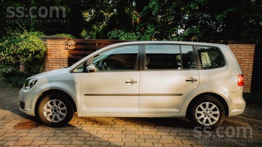 Pelēks Volkswagen Touran 2013 Ogre, ar dzinēja tilpumu 1.60 L un nobraukumu 119 tūkst. km par 6800 €, foto 9 vietnē AUTOMOTO.COM.LV