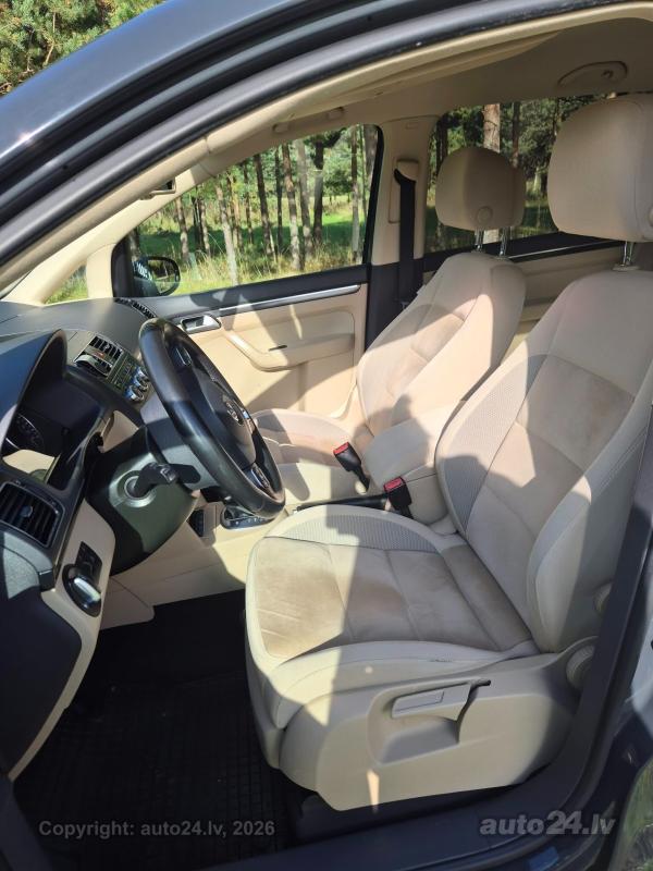 Pelēks Volkswagen Touran 2014 Tallina, ar dzinēja tilpumu 2.00 L un nobraukumu 359 tūkst. km par 6400 €, foto 1 vietnē AUTOMOTO.COM.LV