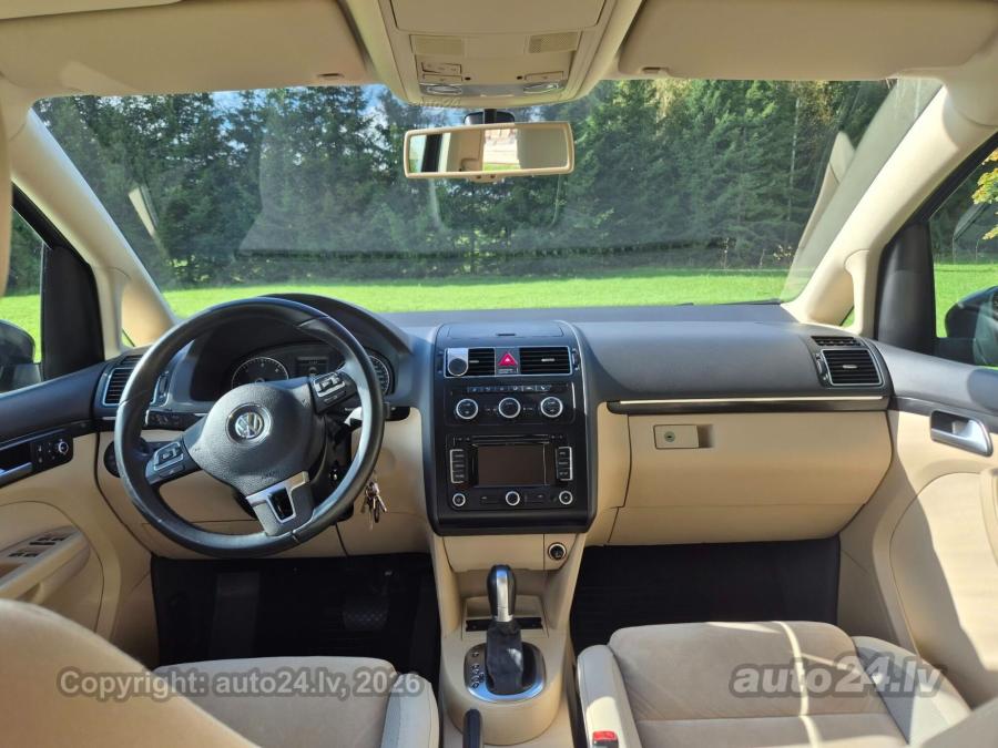 Pelēks Volkswagen Touran 2014 Tallina, ar dzinēja tilpumu 2.00 L un nobraukumu 359 tūkst. km par 6400 €, foto 4 vietnē AUTOMOTO.COM.LV
