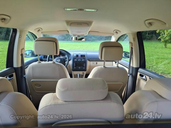 Pelēks Volkswagen Touran 2014 Tallina, ar dzinēja tilpumu 2.00 L un nobraukumu 359 tūkst. km par 6400 €, foto 5 vietnē AUTOMOTO.COM.LV