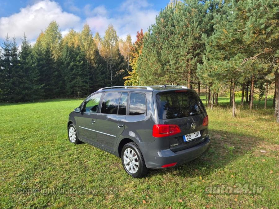 Pelēks Volkswagen Touran 2014 Tallina, ar dzinēja tilpumu 2.00 L un nobraukumu 359 tūkst. km par 6400 €, foto 7 vietnē AUTOMOTO.COM.LV