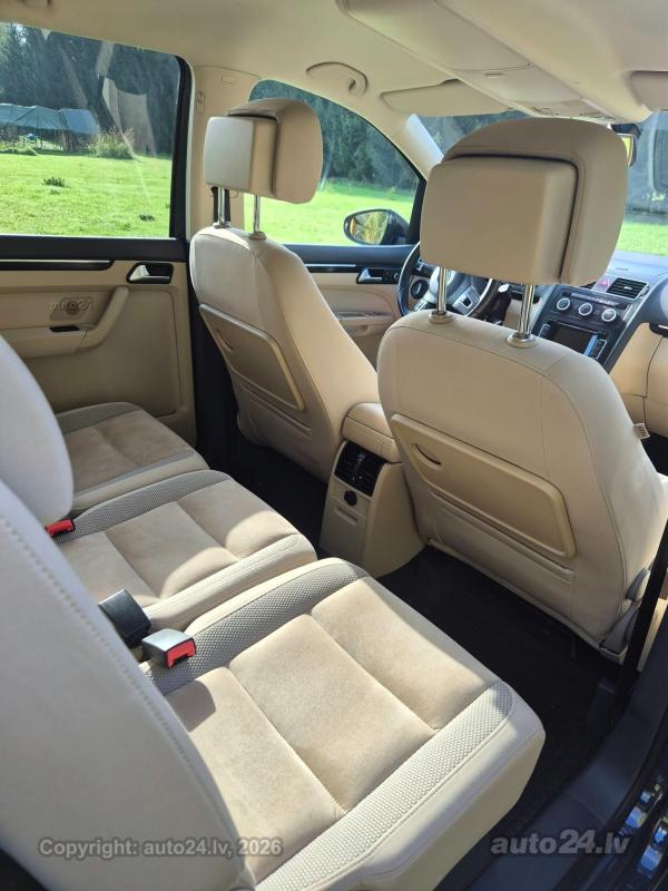 Pelēks Volkswagen Touran 2014 Tallina, ar dzinēja tilpumu 2.00 L un nobraukumu 359 tūkst. km par 6400 €, foto 11 vietnē AUTOMOTO.COM.LV